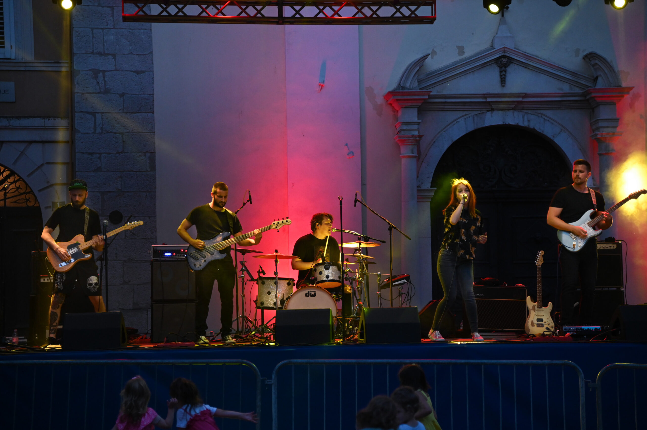 ROCK ZA RI Kraj programa, Turisti i Ministranti svirali na Trgu Riječke ...