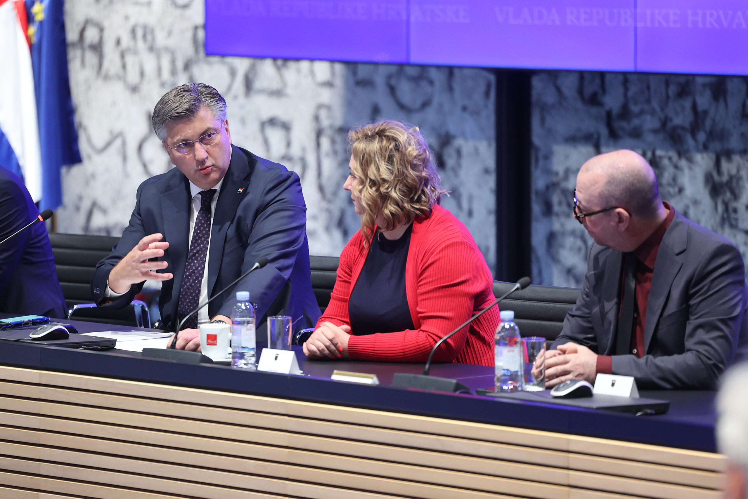 Vlada i sindikati javnih i državnih službi potpisali Memorandum o rastu ...