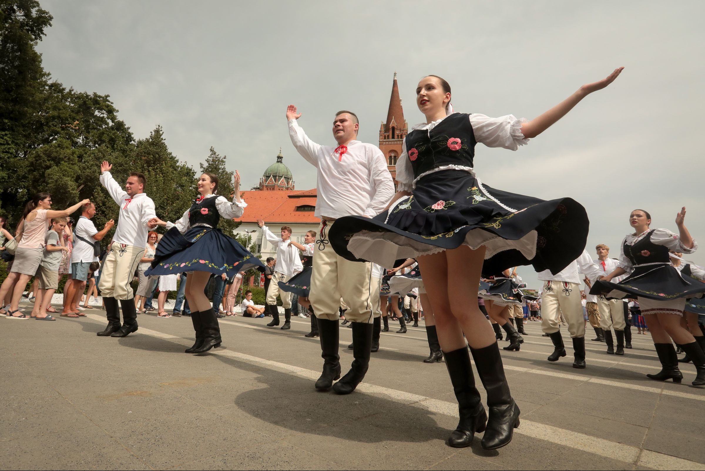 U nedjelju svečani mimohod Đakovačkih vezova sa 60 folklornih skupina ...
