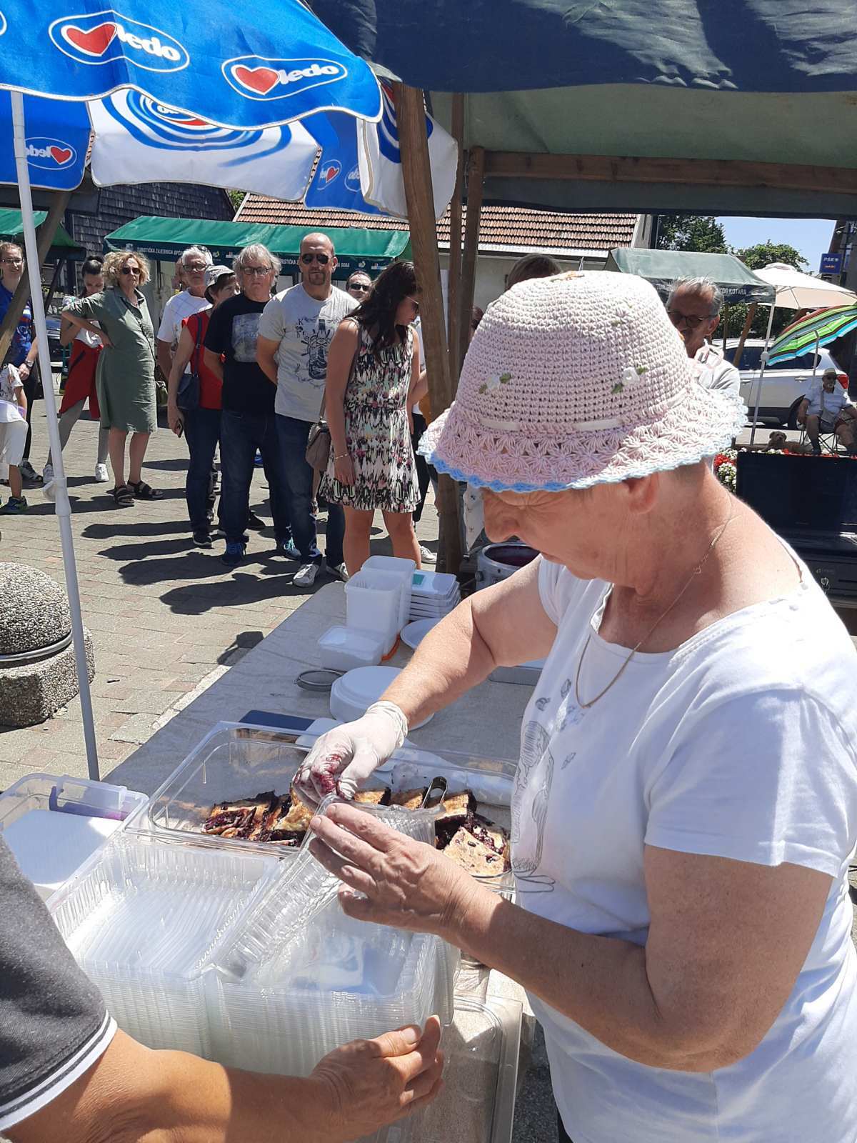 Bili smo na Danu borovnica u Ravnoj Gori: Divovska štrudla nestala za čas - Novi list