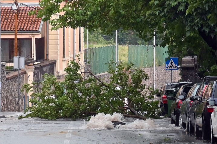 Oštećena vozila, krovovi i električni stupovi; brod kod Cresa ostao bez ... Oštećena vozila, krovovi i električni stupovi; brod kod Cresa ostao bez ...