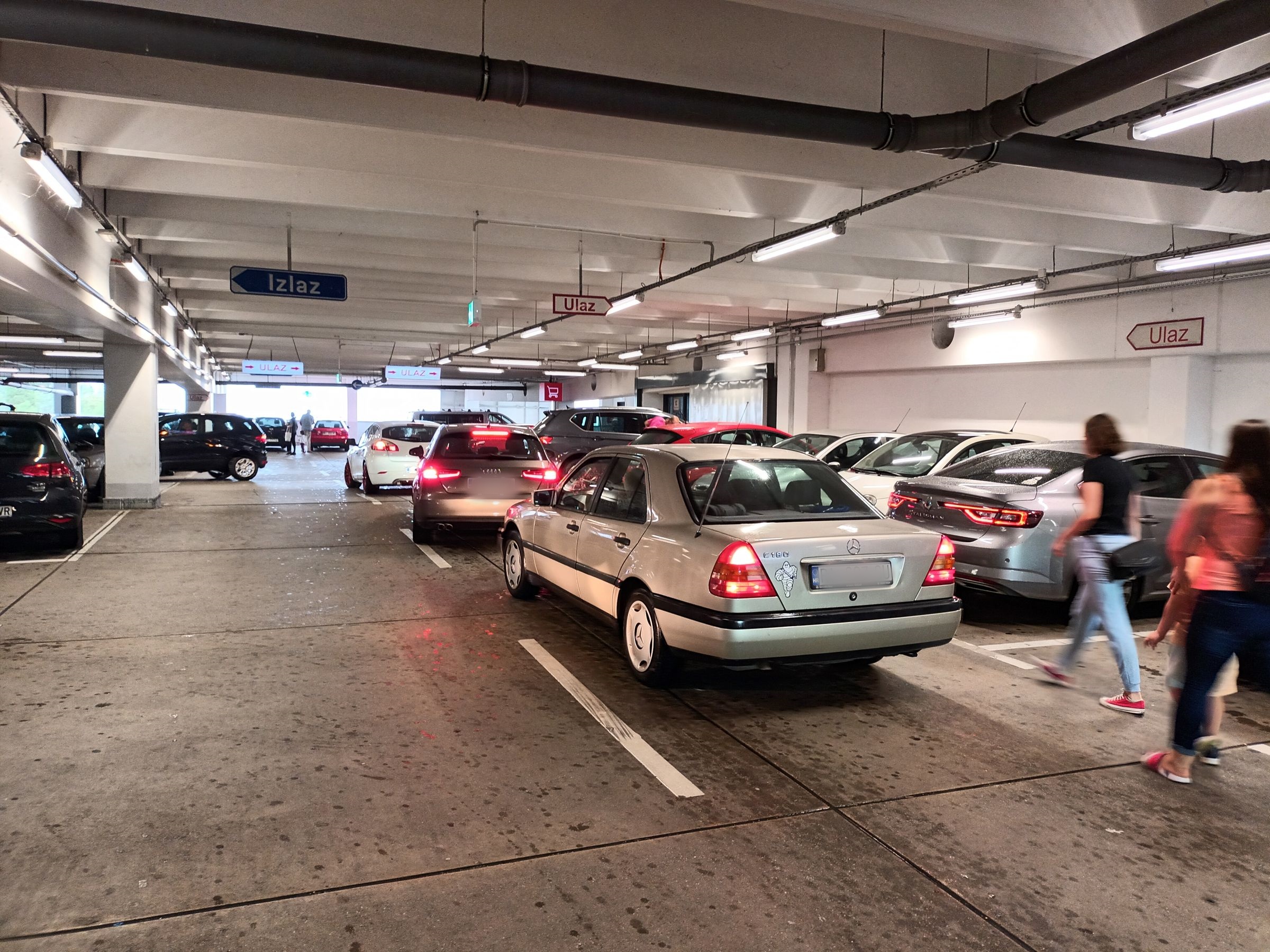 Zatvorene trgovine usred sezone: Sve dok su na minimalcu radnici imaju ...