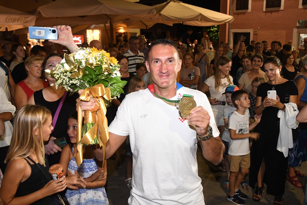 Novigrađani i njihovi gosti su na Velikom trgu odali priznanje svom ...