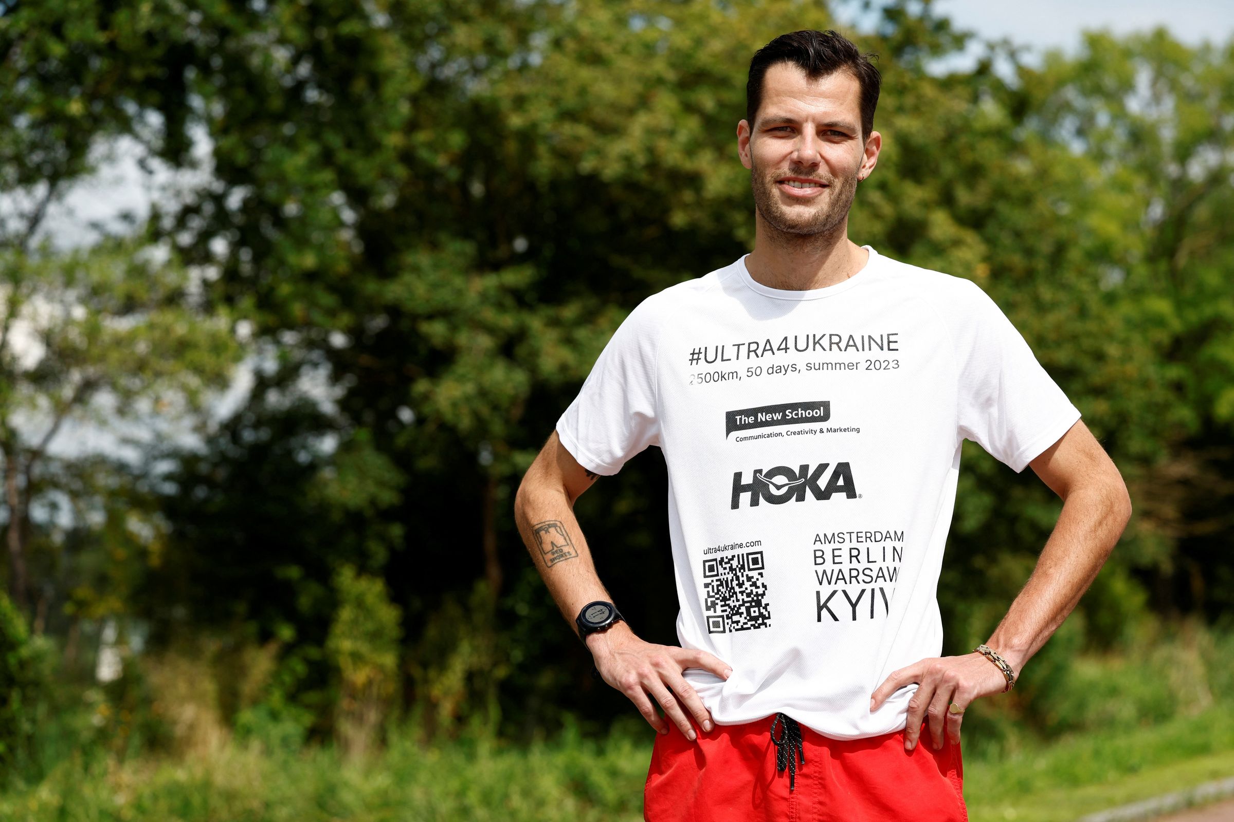 Nizozemac trči iz Amsterdama u Kijev kako bi kupio sanitetska vozila za ...