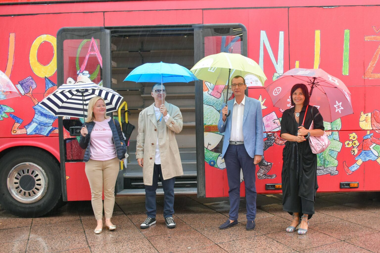 FOTO Ljubljana Rijeci darovala novi bibliobus, služit će cijeloj PGŽ ...