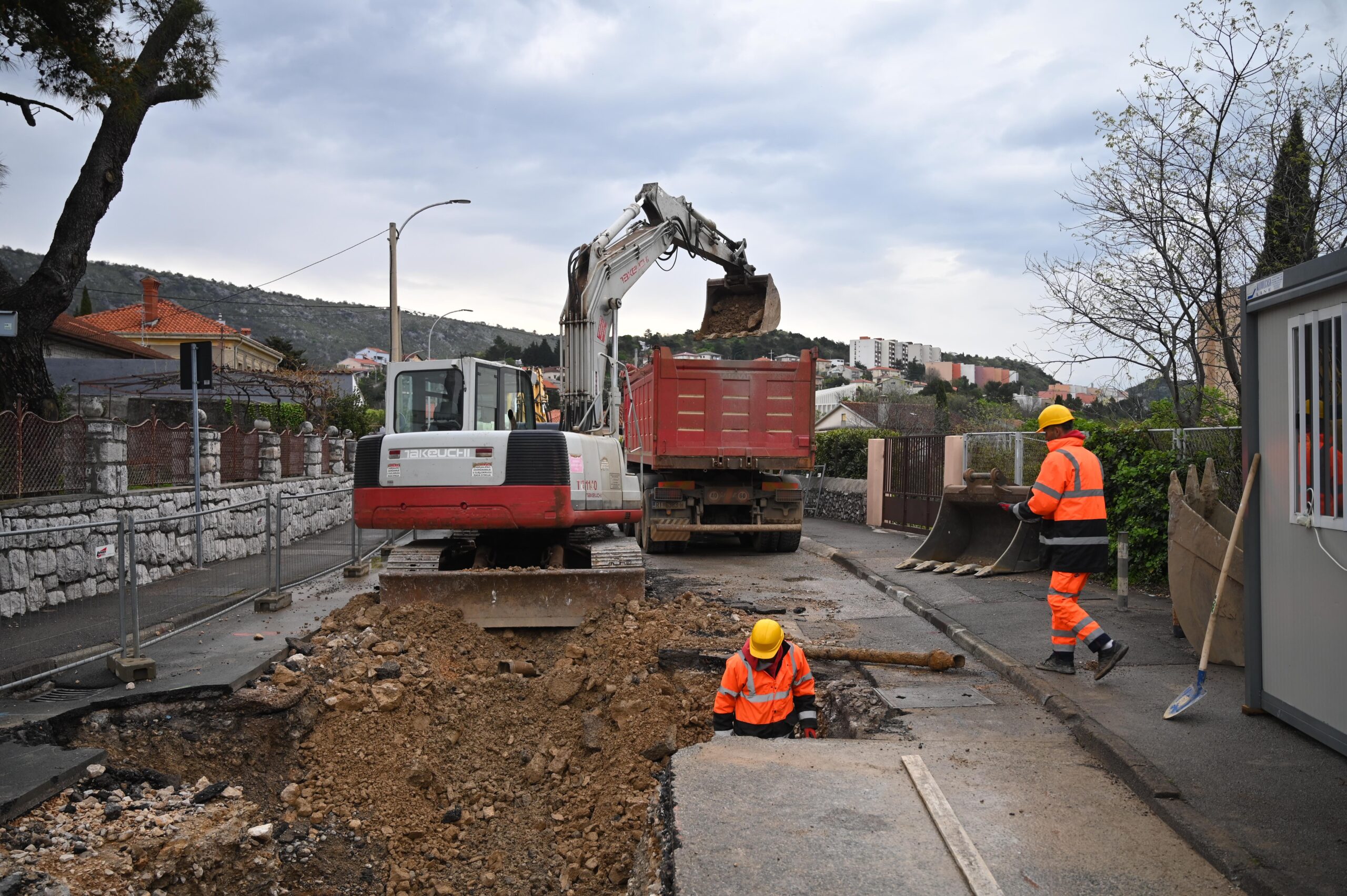 Od sutra opet kreću radovi u Ulici Tome Strižića, promet će se odvijati jednim kolničkim trakom ...