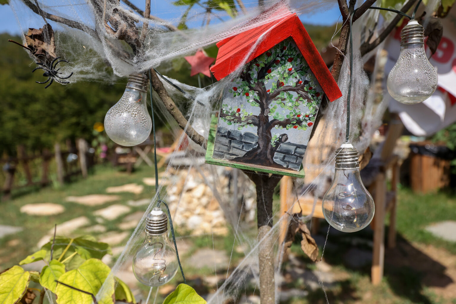 Bajkoviti bosanski Hobbiton. Četiri sestre u selu kod Kreševa u BiH ...