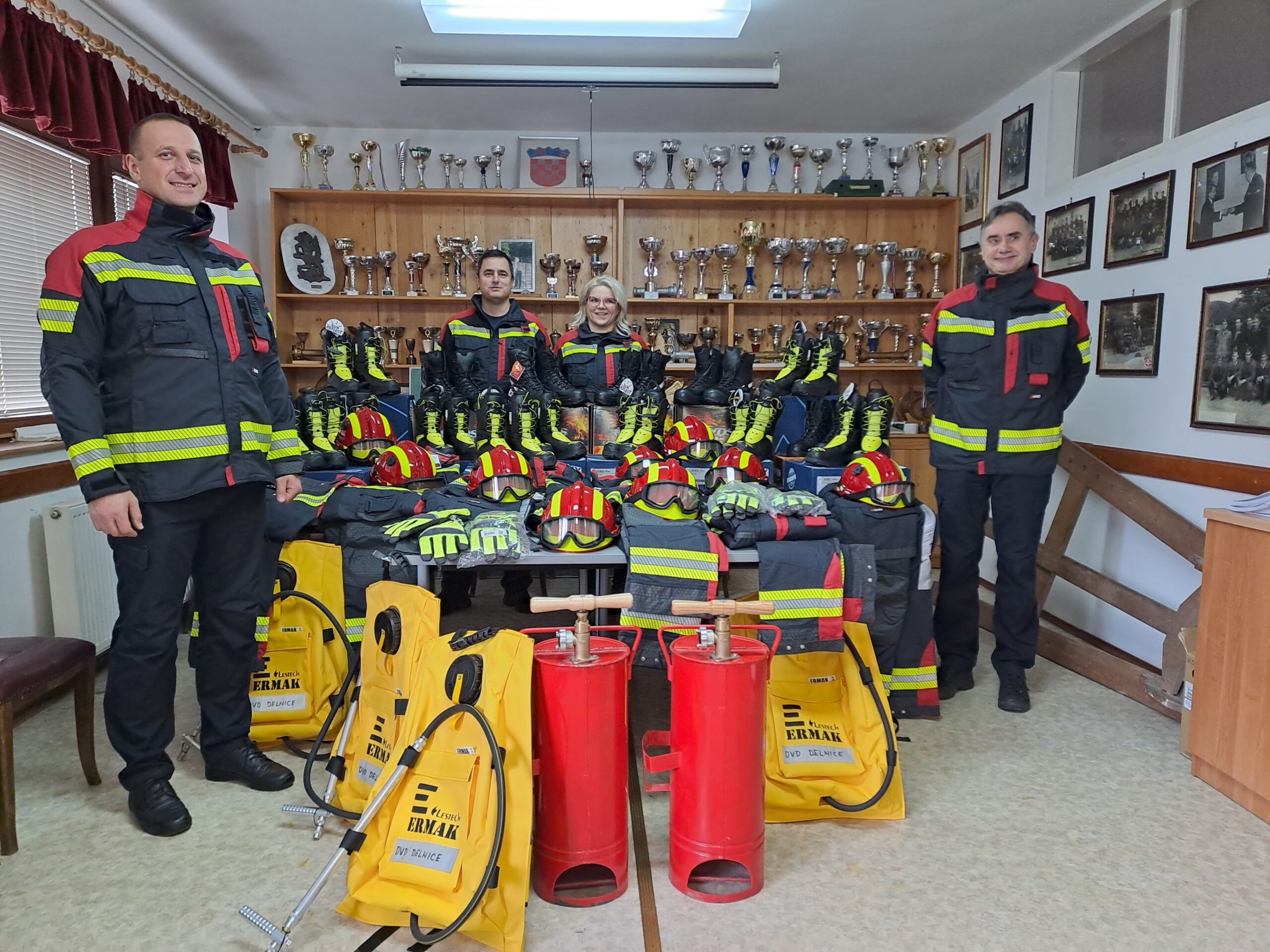 Donacija iz Zaklade Janet Majnarich. DVD Delnice dobio vrijednu opremu ...