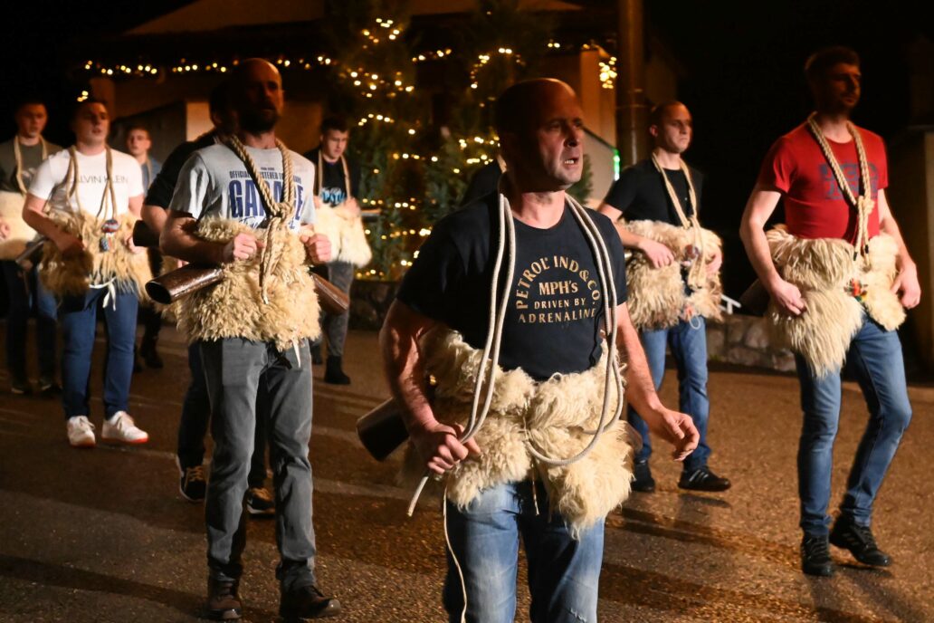 FOTO Žejanski zvončari po tradiciji na Sveta tri kralja napravili tri ...