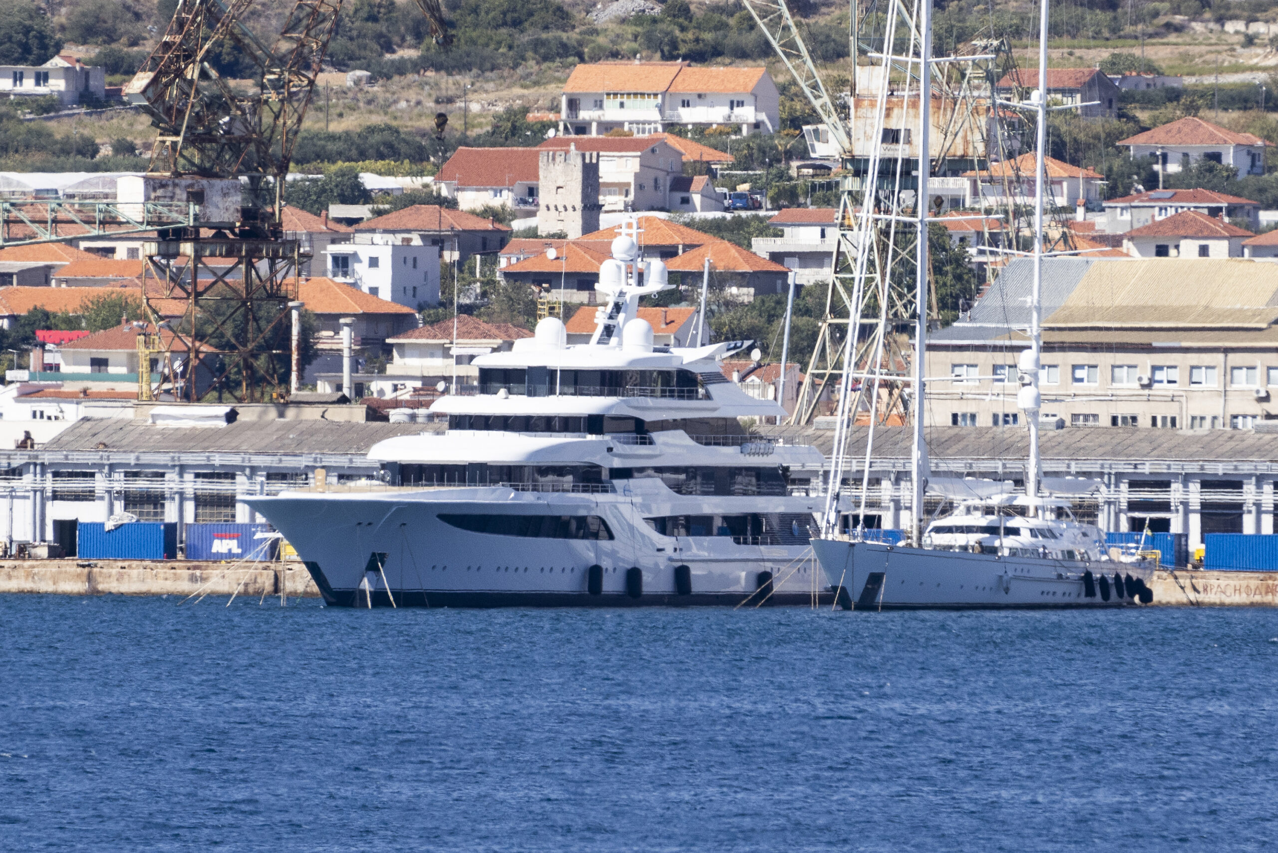 Digla se prilična prašina oko isplovljavanja iz Trogira luksuzne jahte ...