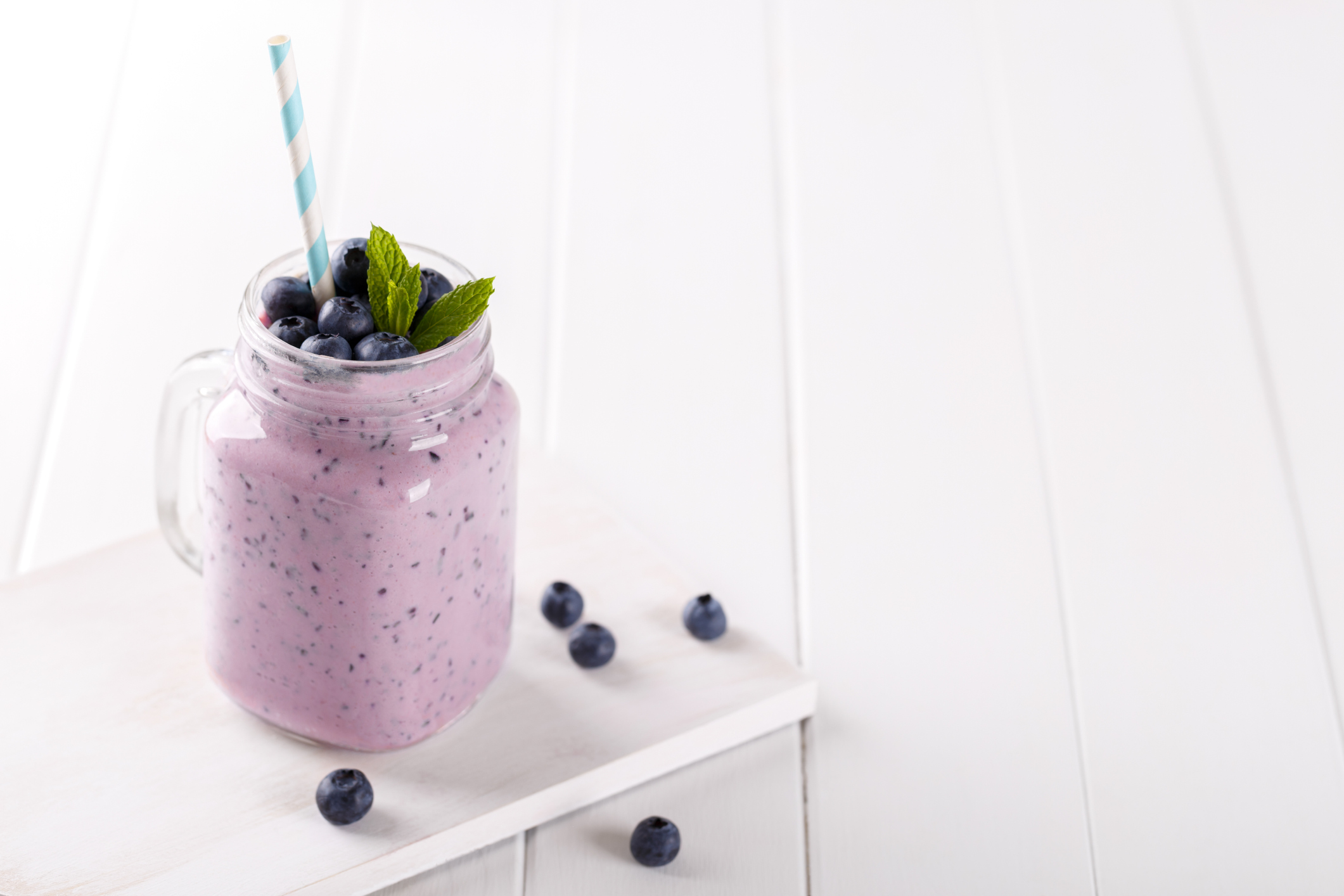 Moćni napitak koji čisti organizam: Smoothie od limuna, borovnica i aromatičnog bilja - Novi list