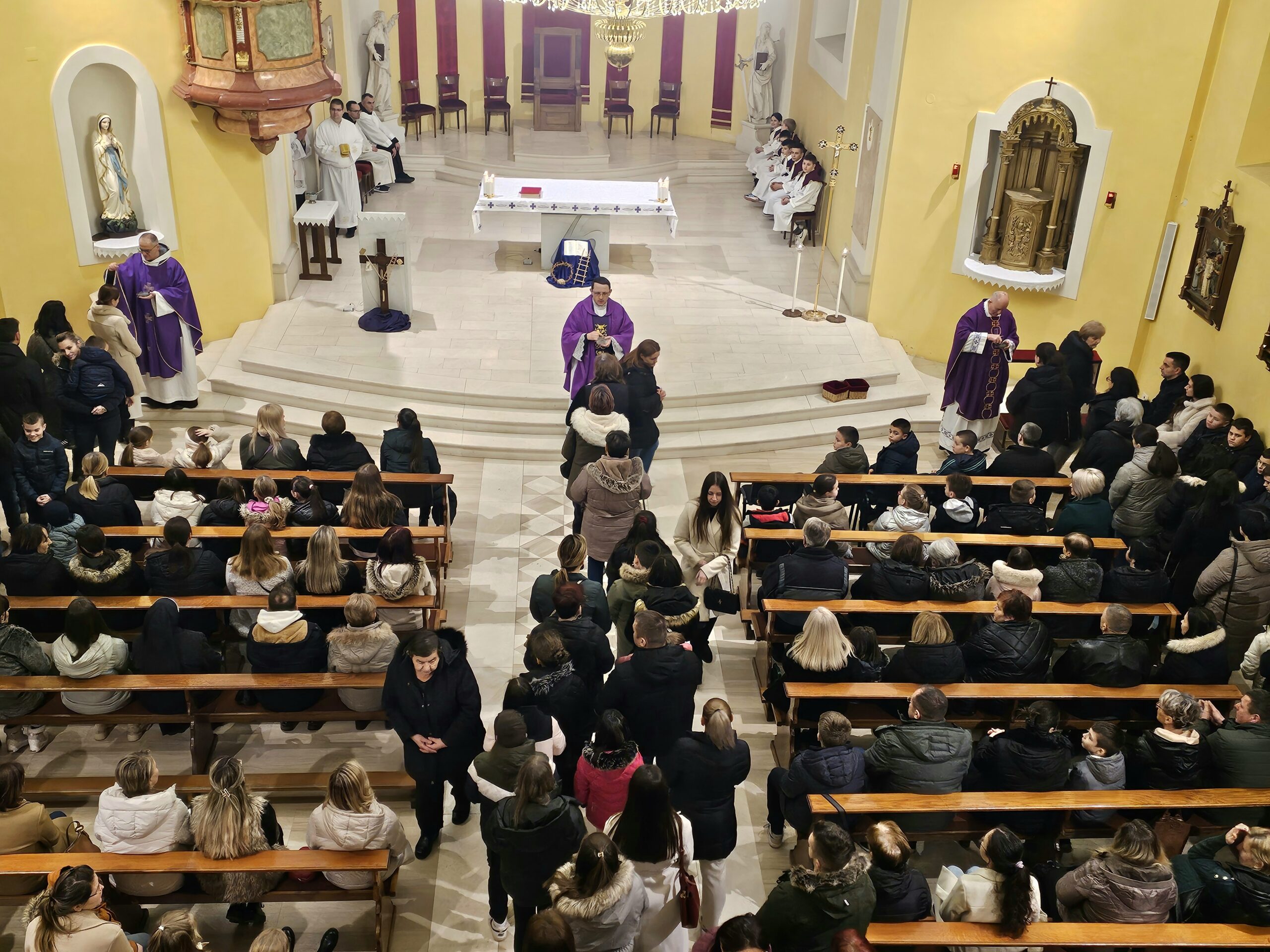 U gospićkoj katedrali održana Pepelnica, počelo četrdesetdnevno ...
