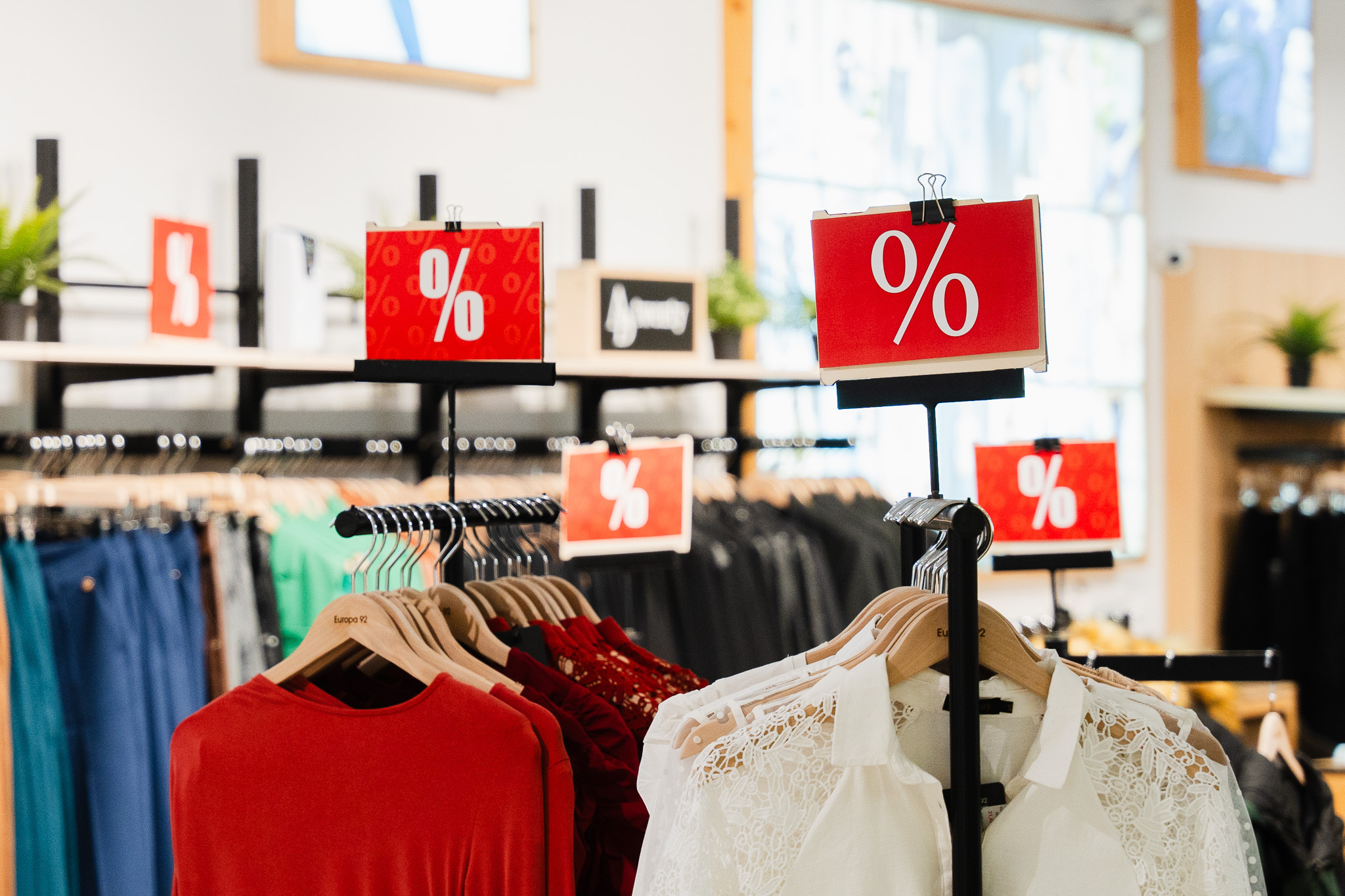 Sutkinja koja je krala odjeću u trgovini i dan danas prima pola plaće ...