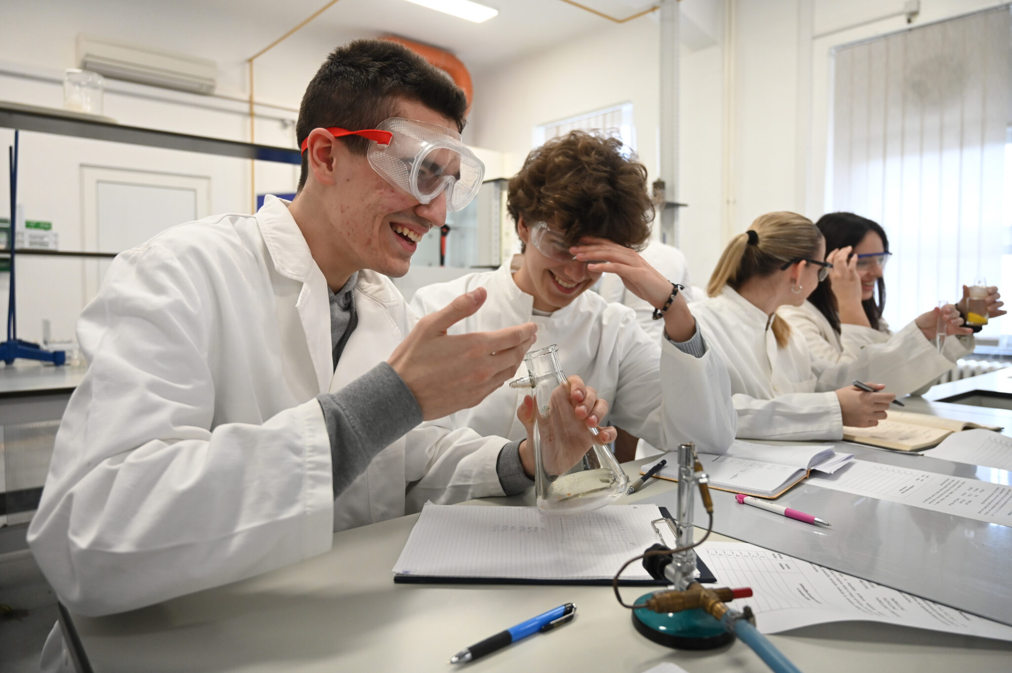 Puni laboratoriji mladih kemičara. U Rijeci traje još jedna Zimska ...