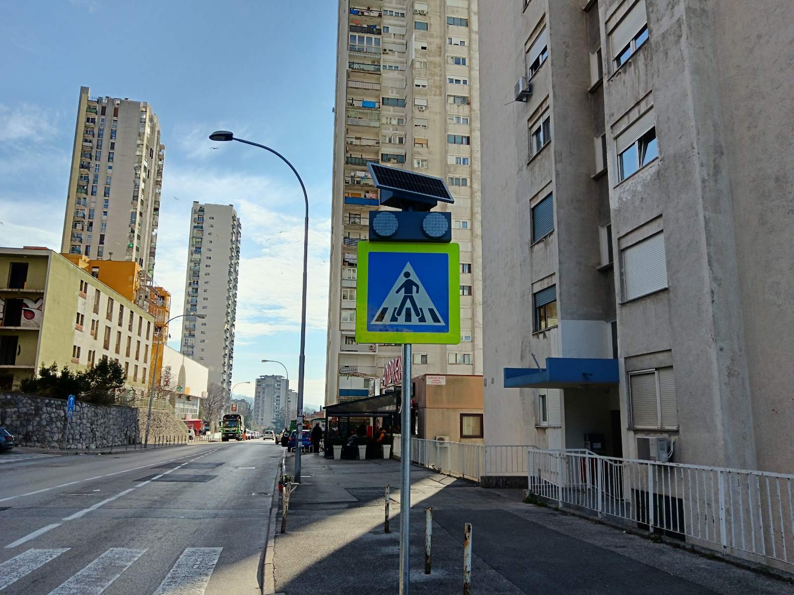 Postavljeni fluorescentni prometni znakovi i treptači na Turniću - Novi ...