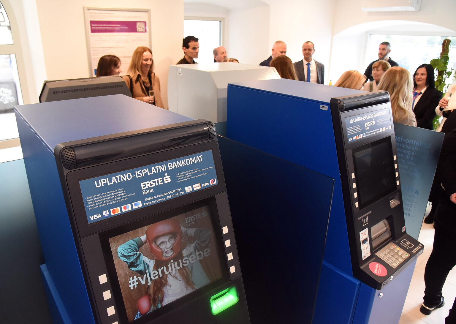 Na Fiumari otvorena prva bezgotovinska poslovnica Erste banke, u fokusu ...