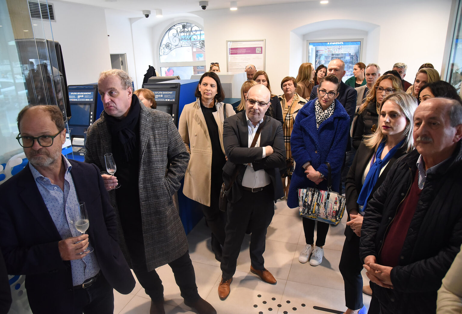 Na Fiumari otvorena prva bezgotovinska poslovnica Erste banke, u fokusu ...