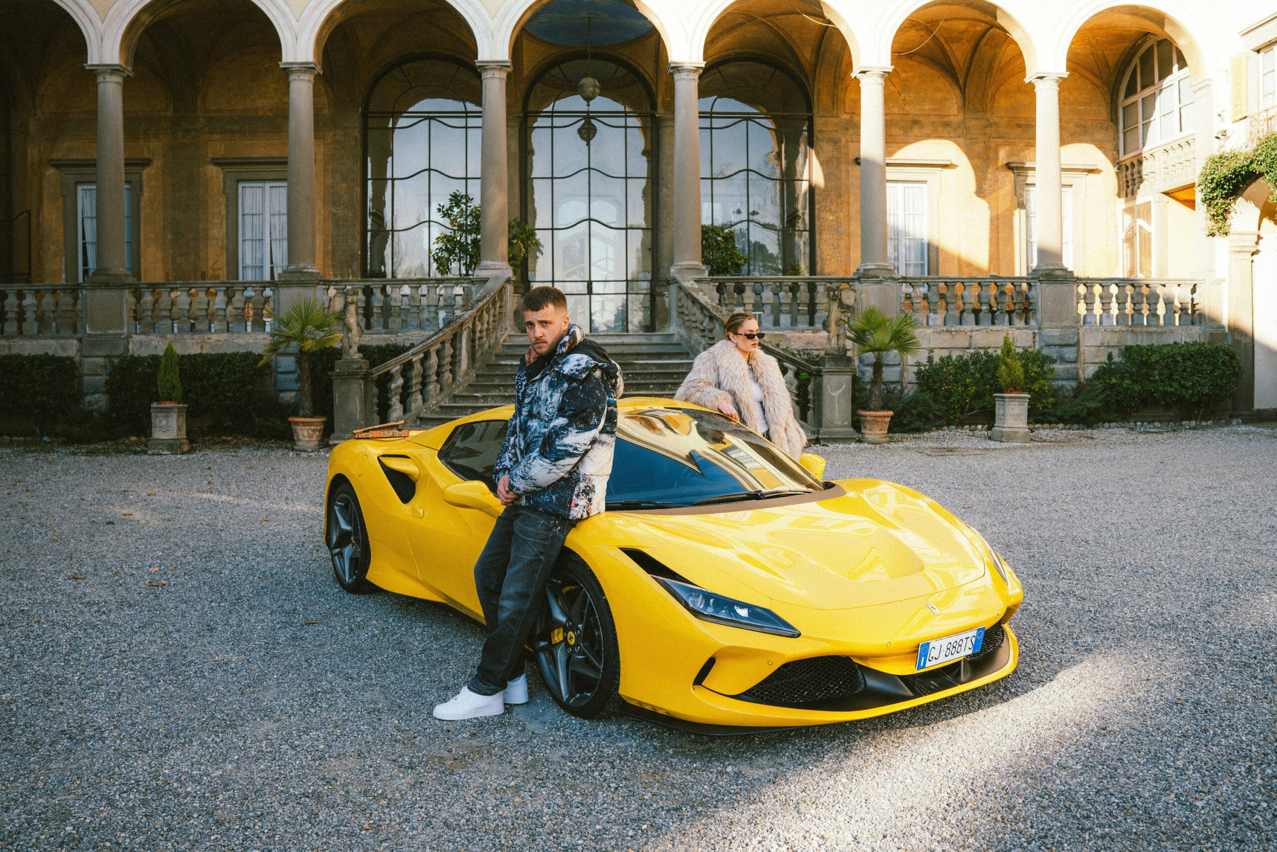 Grše predstavlja novi singl: Šoping, party, Porsche i bella Italia ...