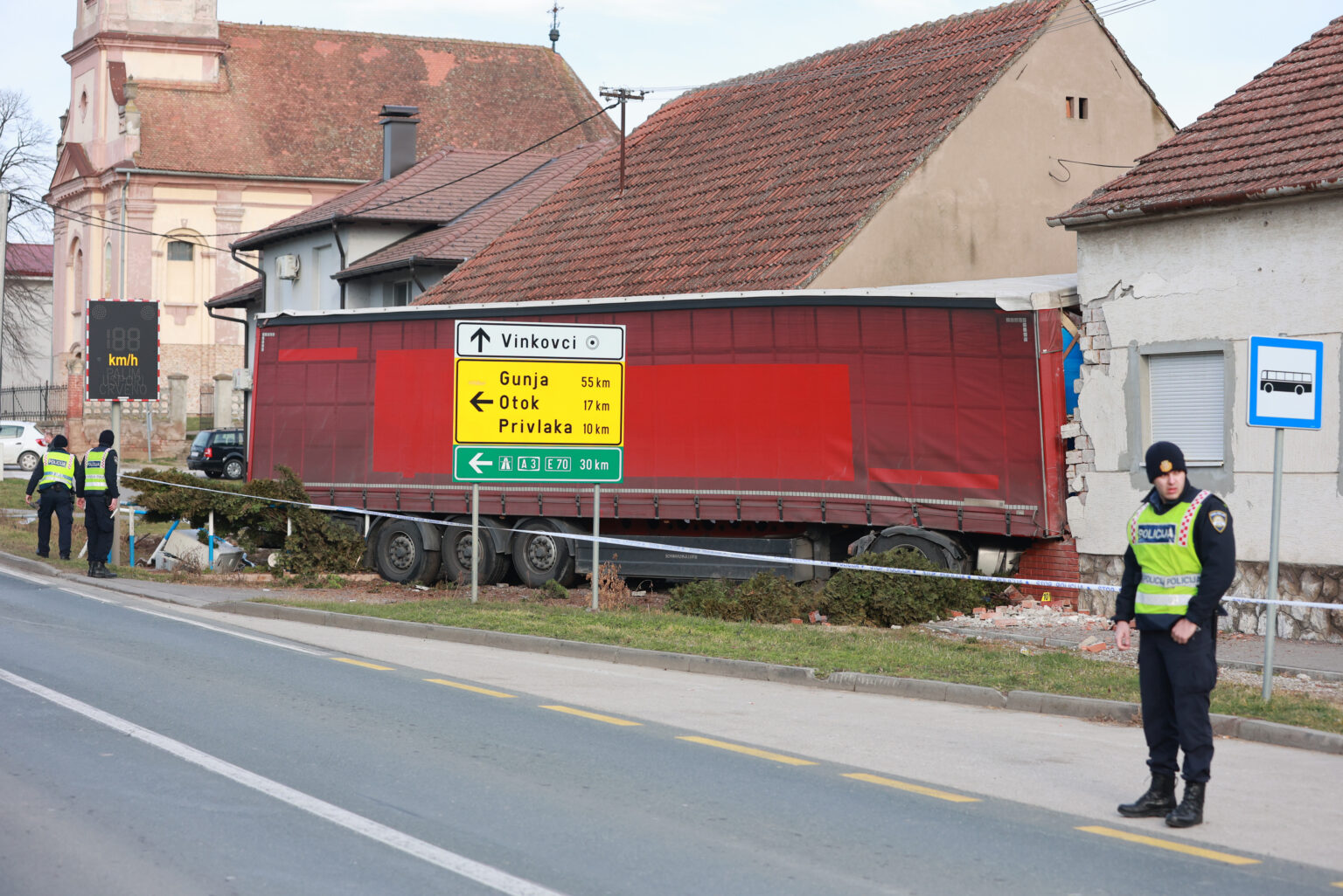 Kamion probio zid kuće i uletio u sobu u kojoj je spavala djevojčica ...