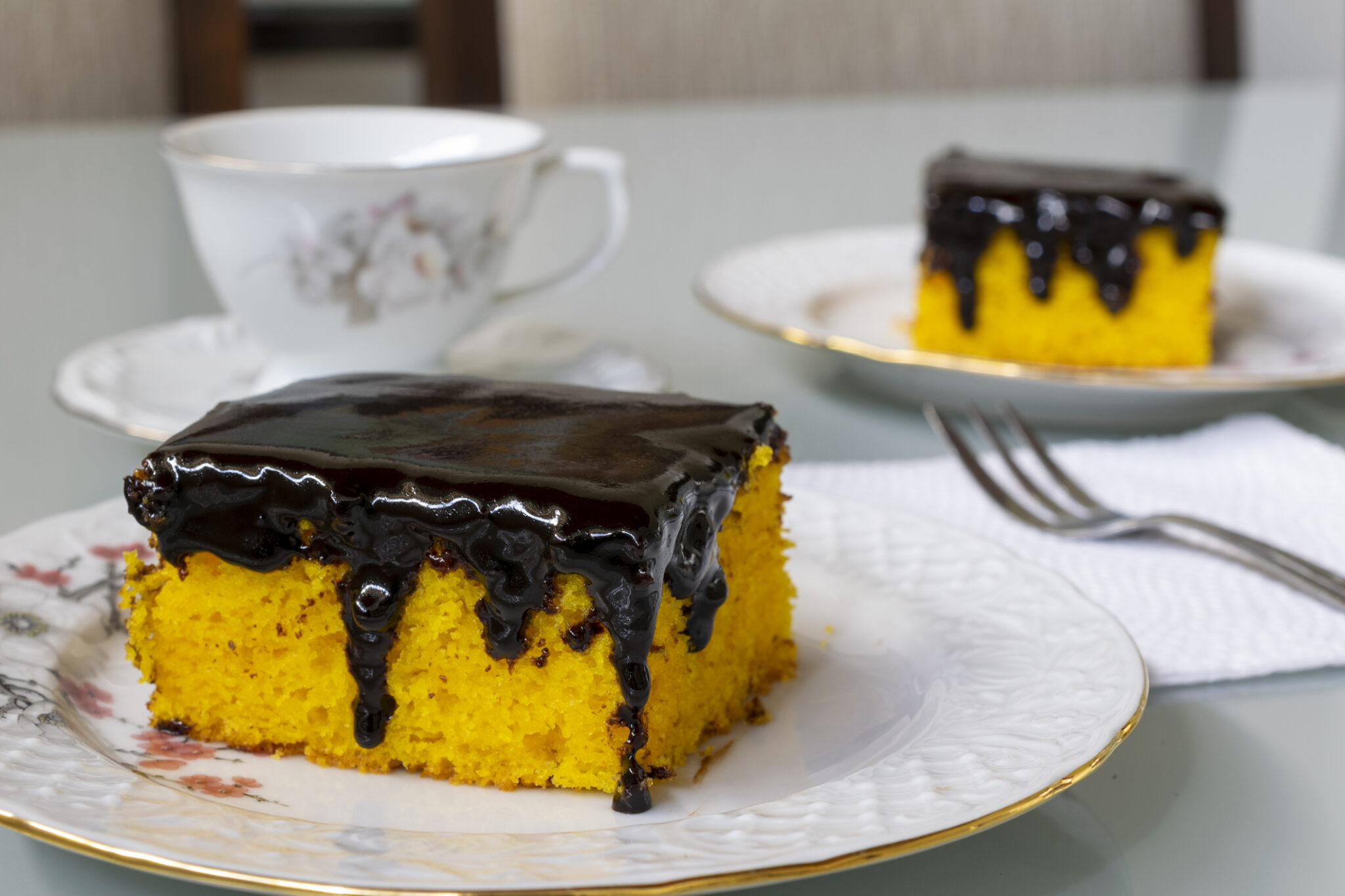Bolo de cenoura tradicionalni je brazilski kolač od mrkve s glazurom od ...