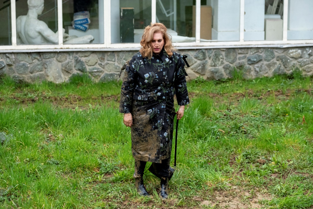 Umjetnica Tanja Dabo izvela performans »Privid«. Valjanje u blatu iz ...