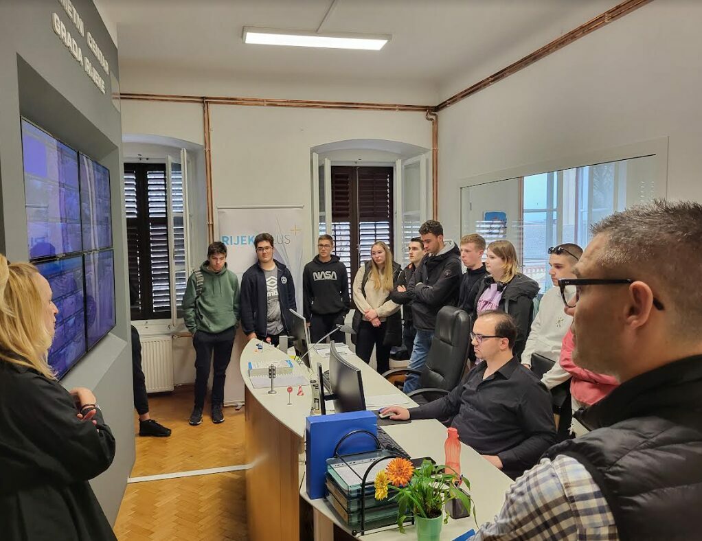 Učenici Prometne škole Rijeka posjetili gradski Prometni centar - Novi list