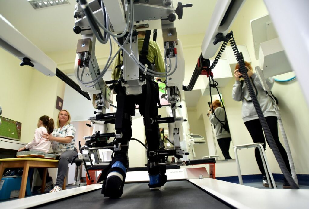 Robotska rehabilitacija u bolnici Goljak diže djecu s cerebralnom ...