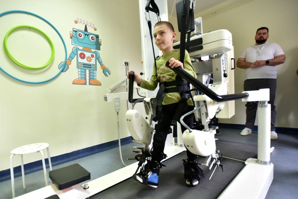 Robotska rehabilitacija u bolnici Goljak diže djecu s cerebralnom ...