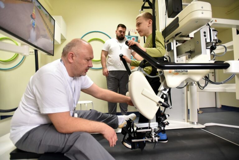 Robotska rehabilitacija u bolnici Goljak diže djecu s cerebralnom ...