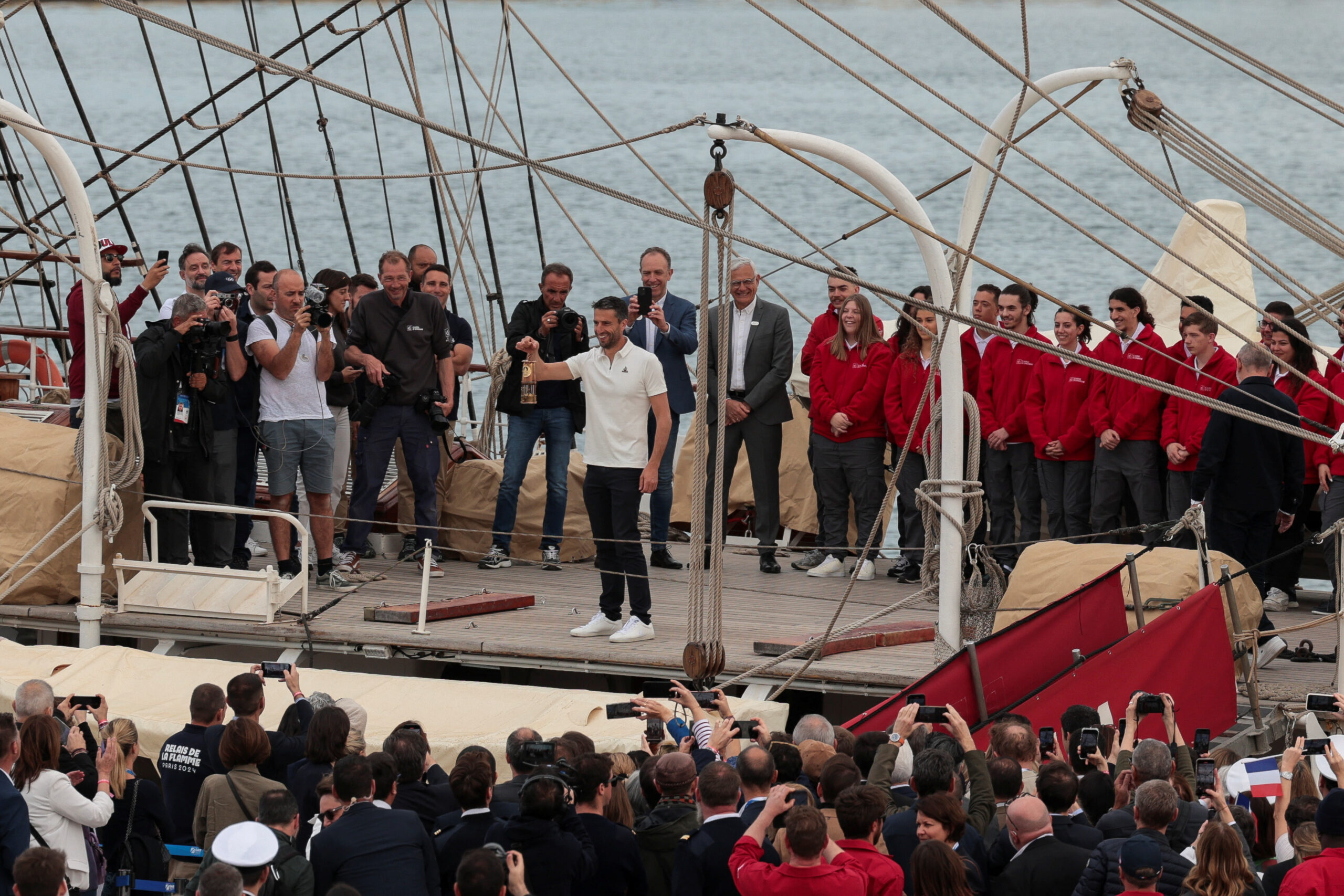 Brod Belem isplovio iz Pireja s olimpijskim plamenom prema Francuskoj ...