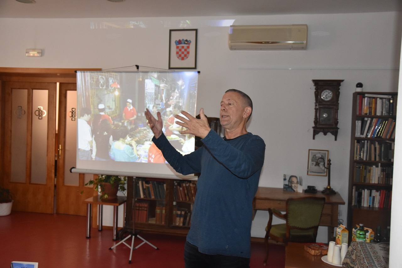 Knjiga Jasena Boke "Na putu svile" predstavljena u Novom Vinodolskom ...