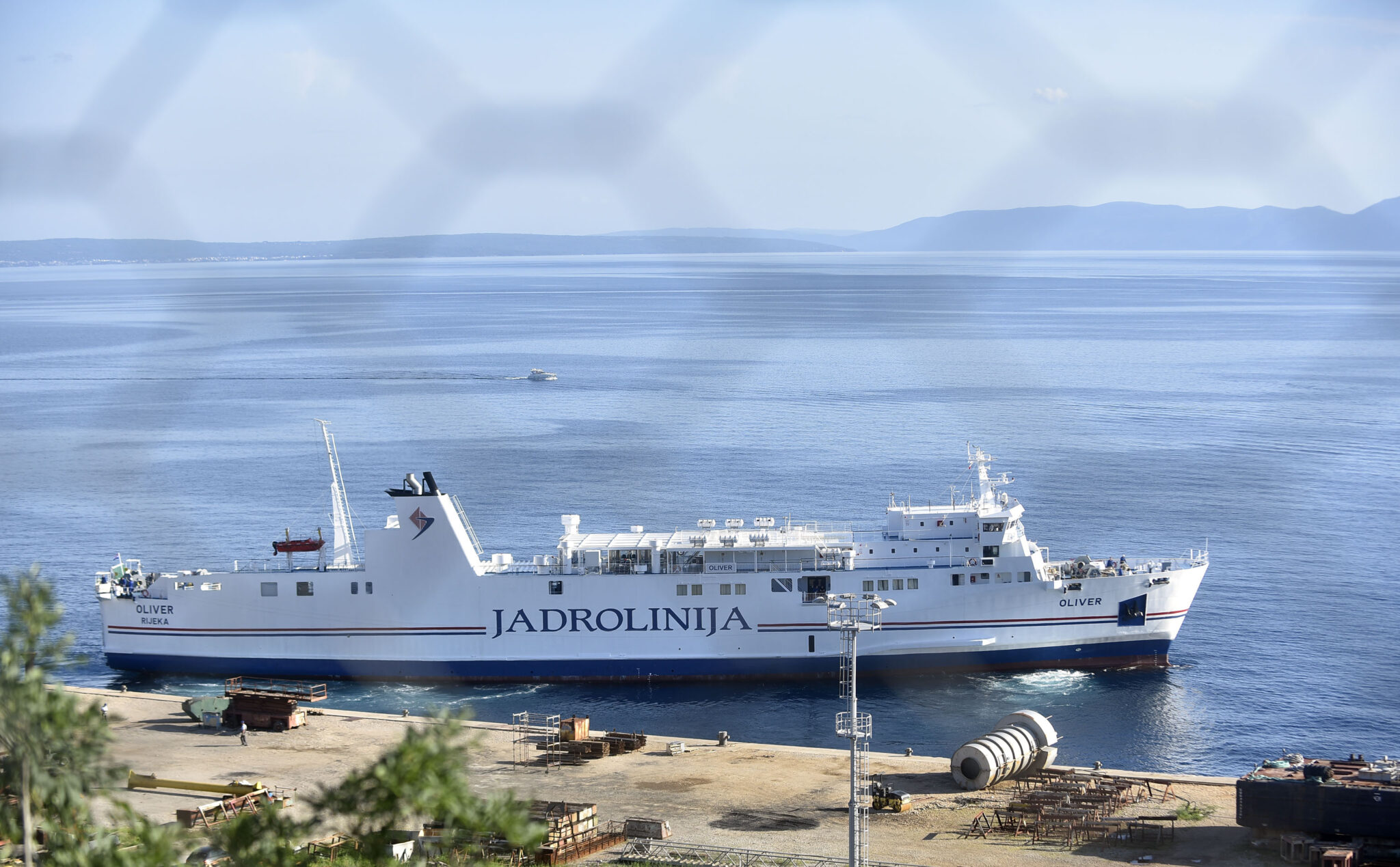 FOTO "Oliver" zaplovio prema Veloj Luci. Jadrolinijin trajekt spreman ...