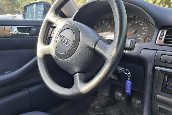 Policija traga za kradljivcem otključanog crnog Renault Meganea - Novi list Policija traga za kradljivcem otključanog crnog Renault Meganea - Novi list