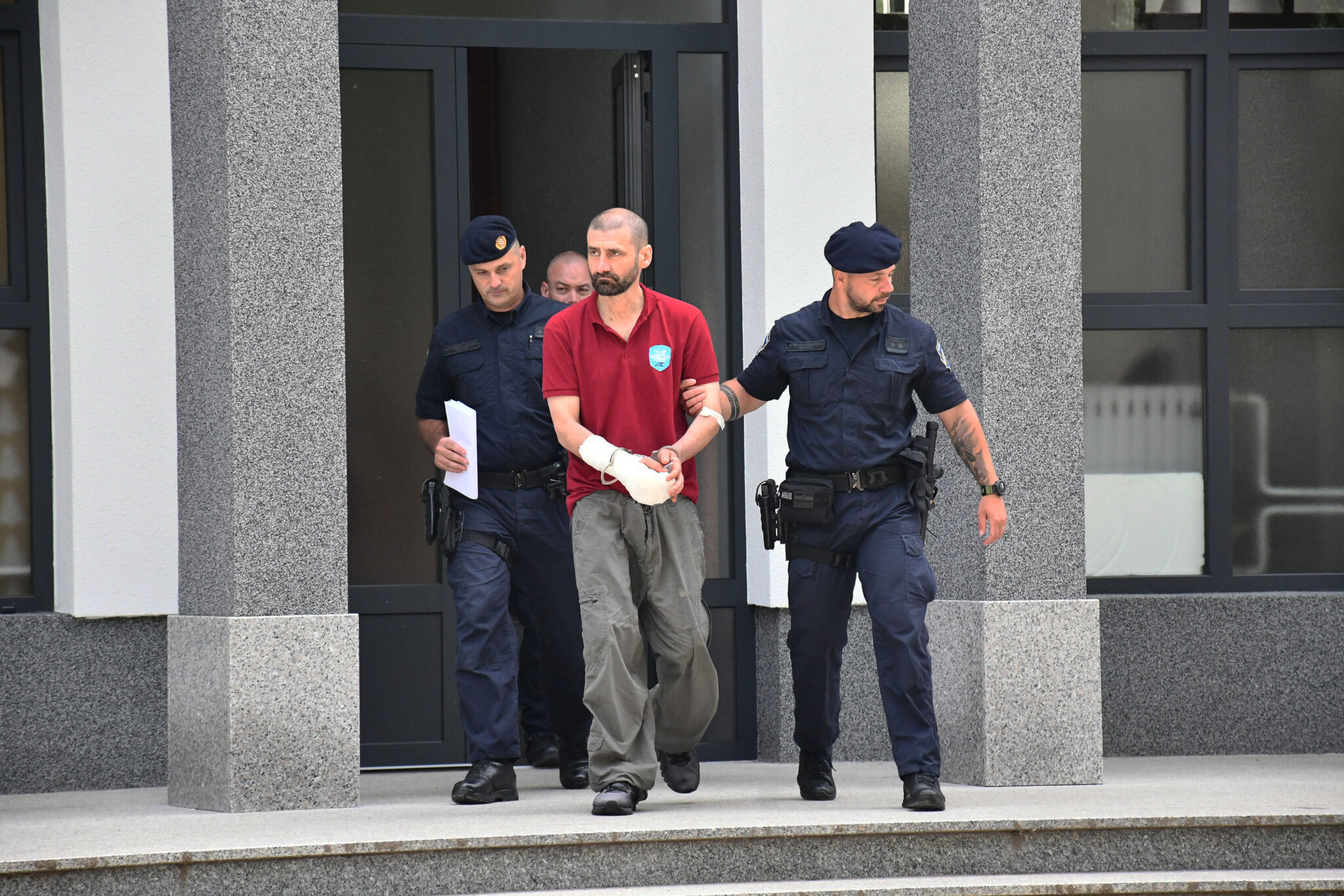 Ovo je muškarac koji je prije par dana u Slavonskom Brodu ubio oca i majku. Prijeti mu 50 godina ...