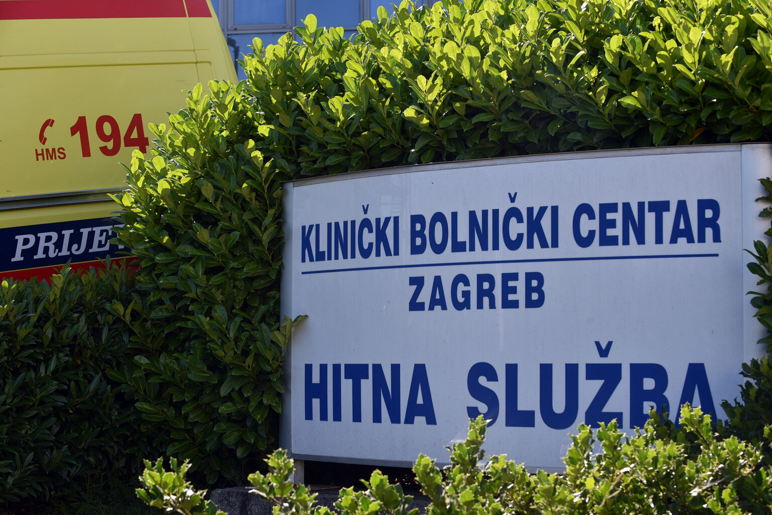 Maloljetnik teško stradao na električnom romobilu. Naletio na slivnik ...