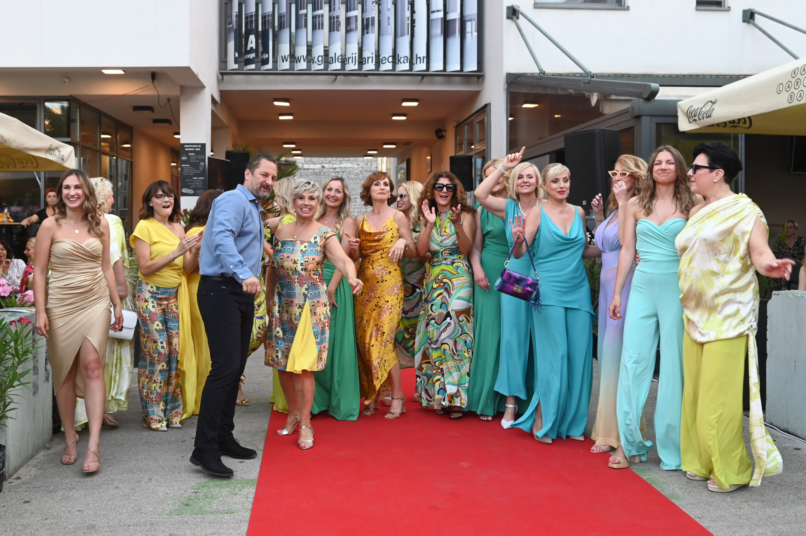 Revija by Lilium i Kancelarija bar oduševila brojne posjetitelje ...