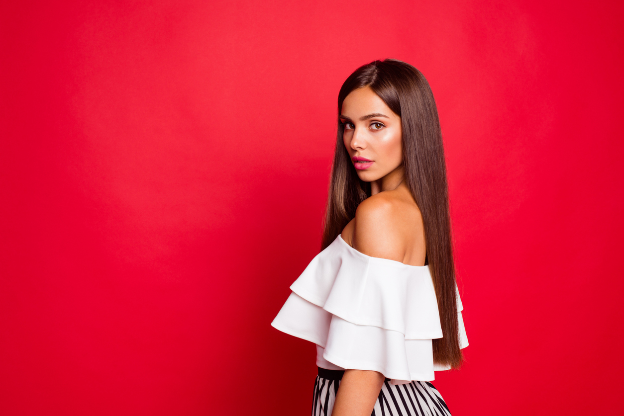 Elegantni, ženstveni i svestrani: off shoulder topovi koji vizualno ...