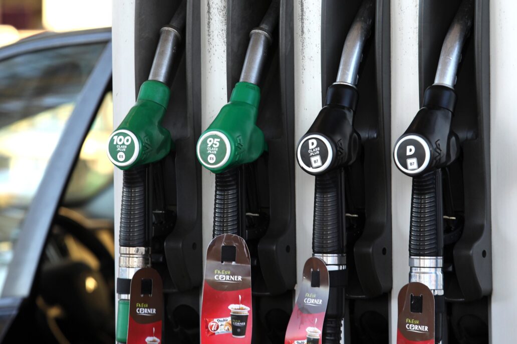 Od utorka litra benzina skuplja za tri centa, a dizela za dva centa ...