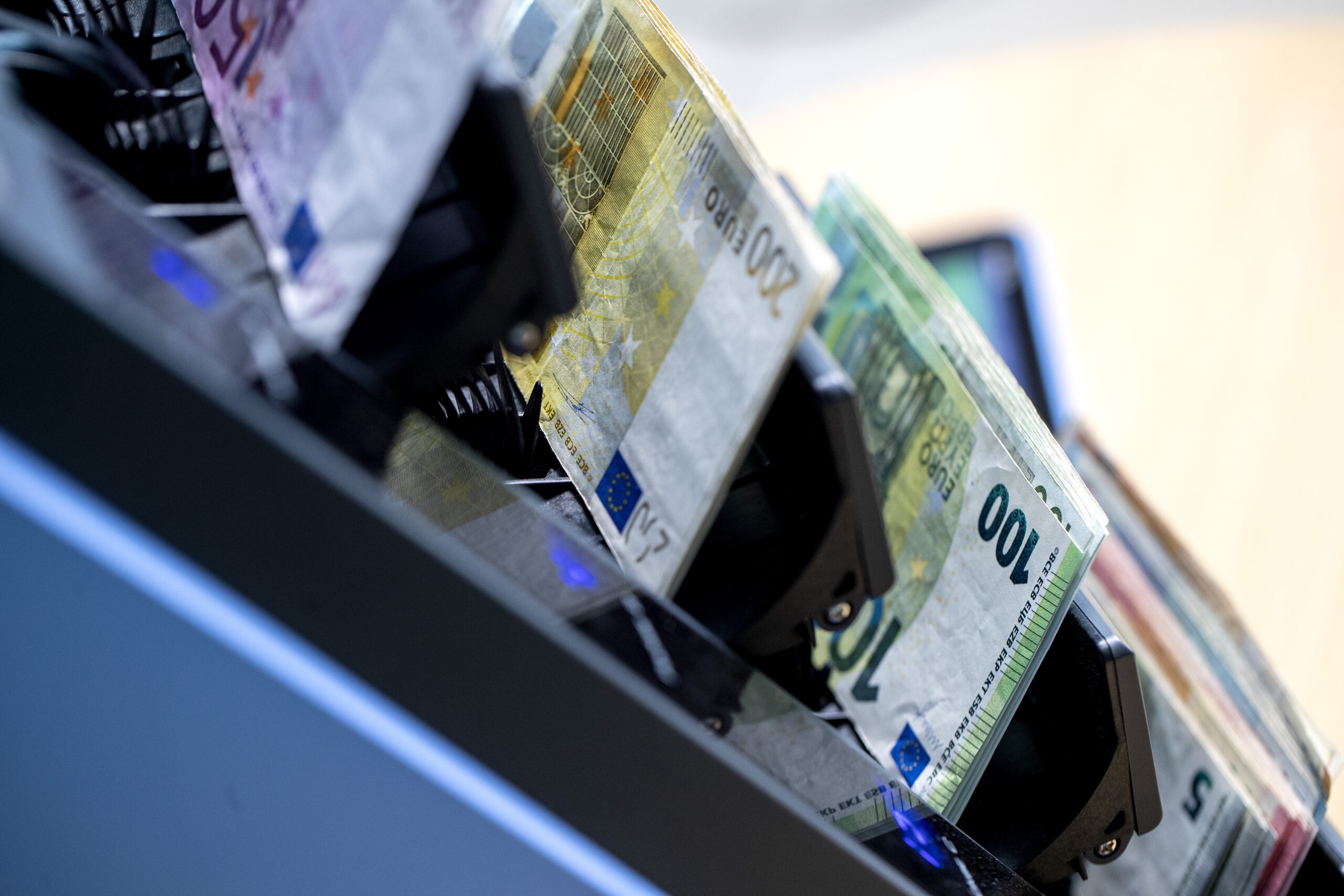 Rasle su kamate na oročene depozite, ali i na - kredite. Prosjek kod ...