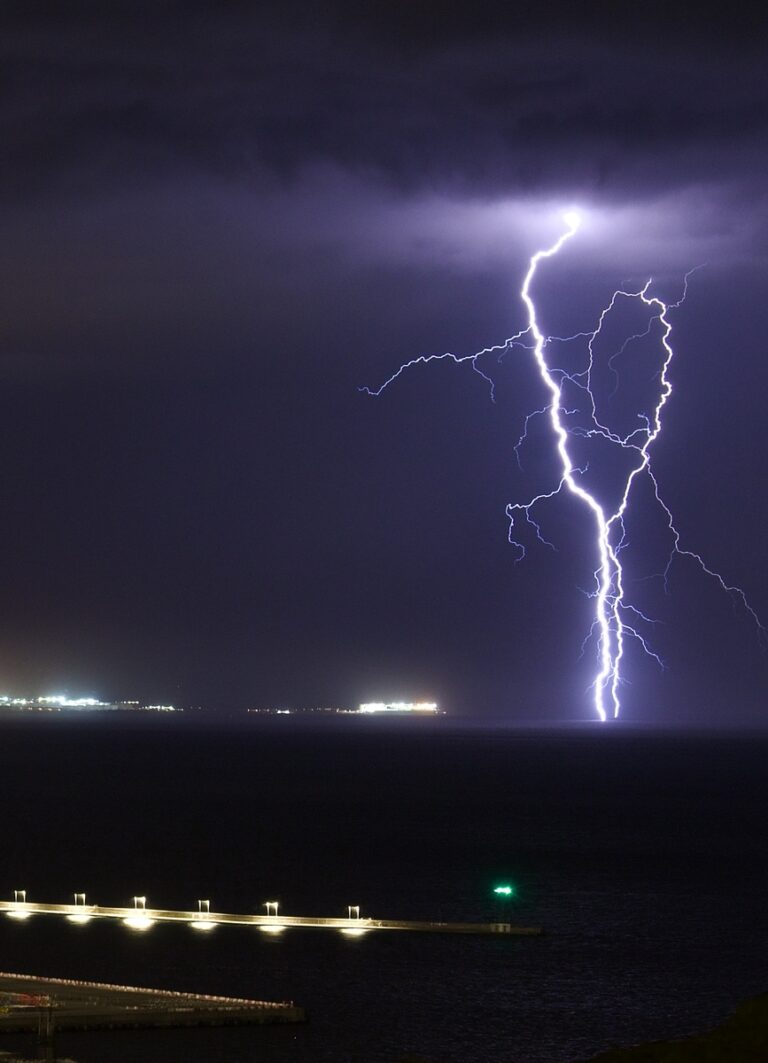 Pogledajte fenomenalne fotografije munja iznad Rijeke - Novi list