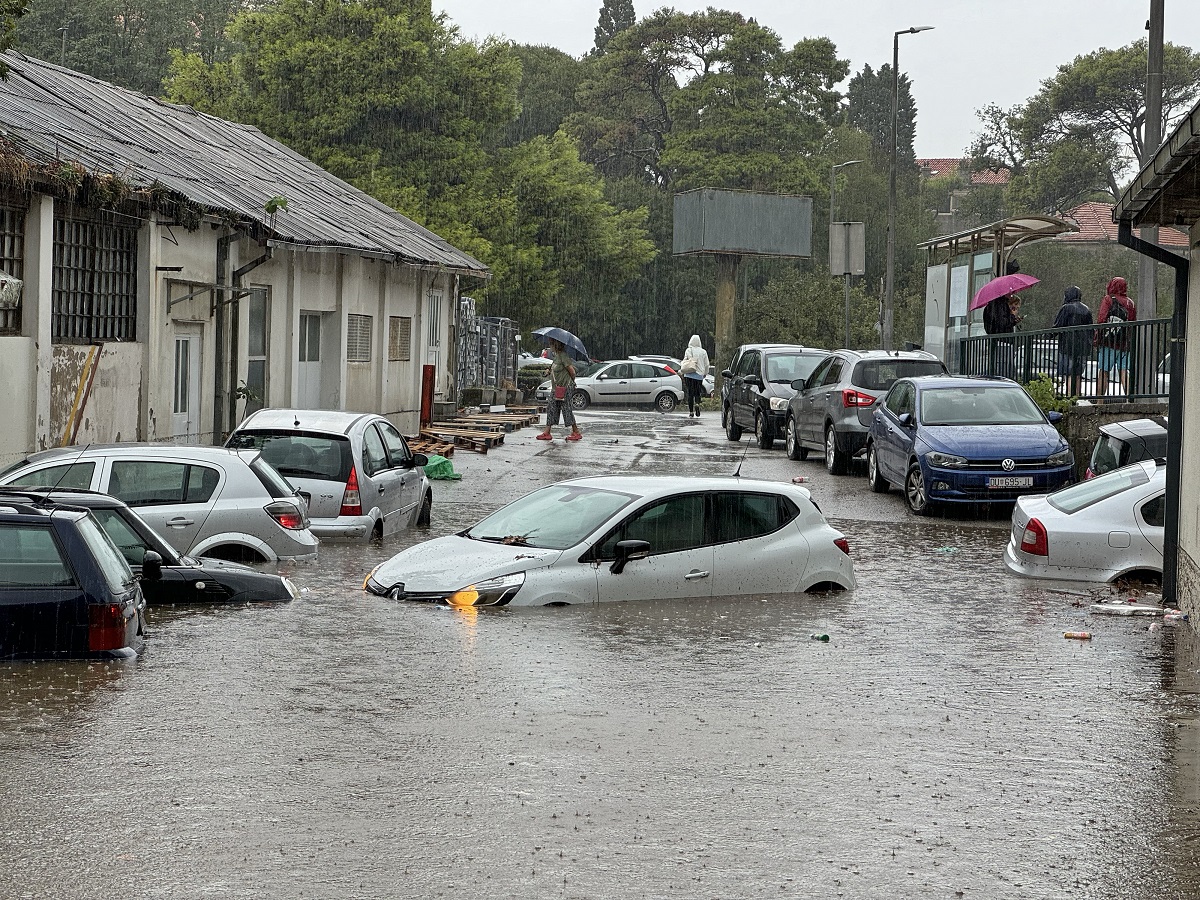 Dijete upalo u šaht u poplavljenom Dubrovniku: "Glava mu je bila pod ...