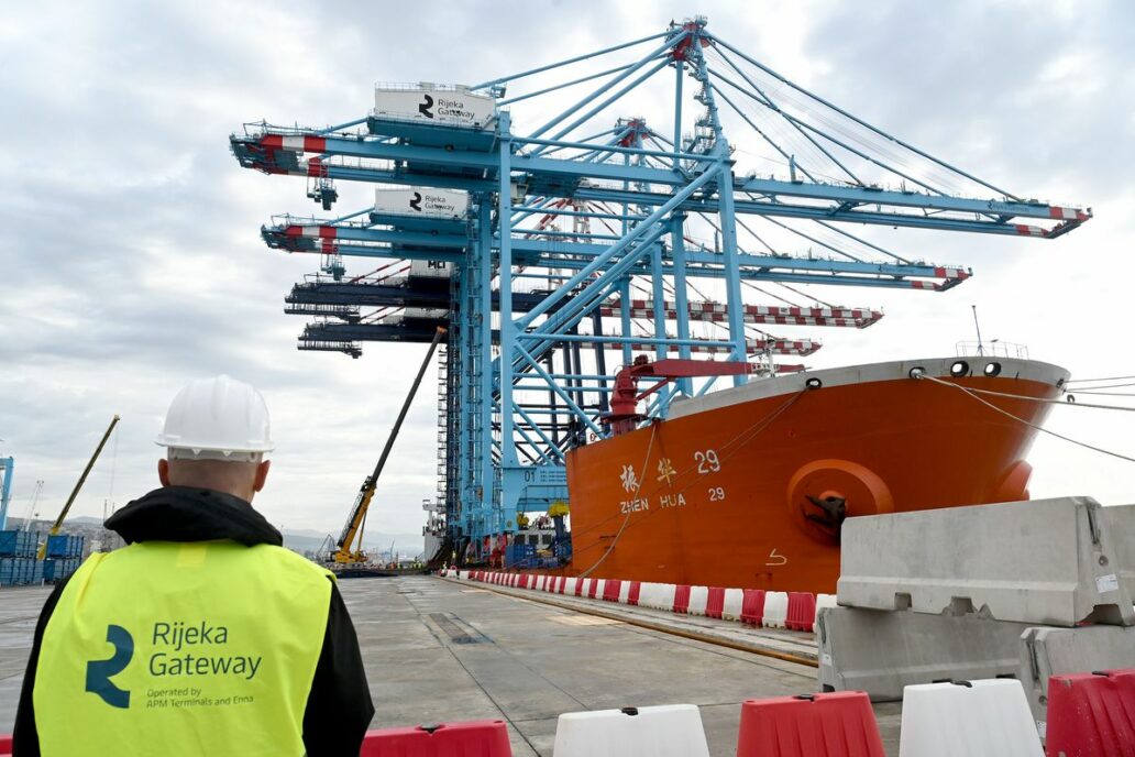 Pogledajte nove goleme riječke dizalice izbliza. Rijeka Gateway ulaže ...