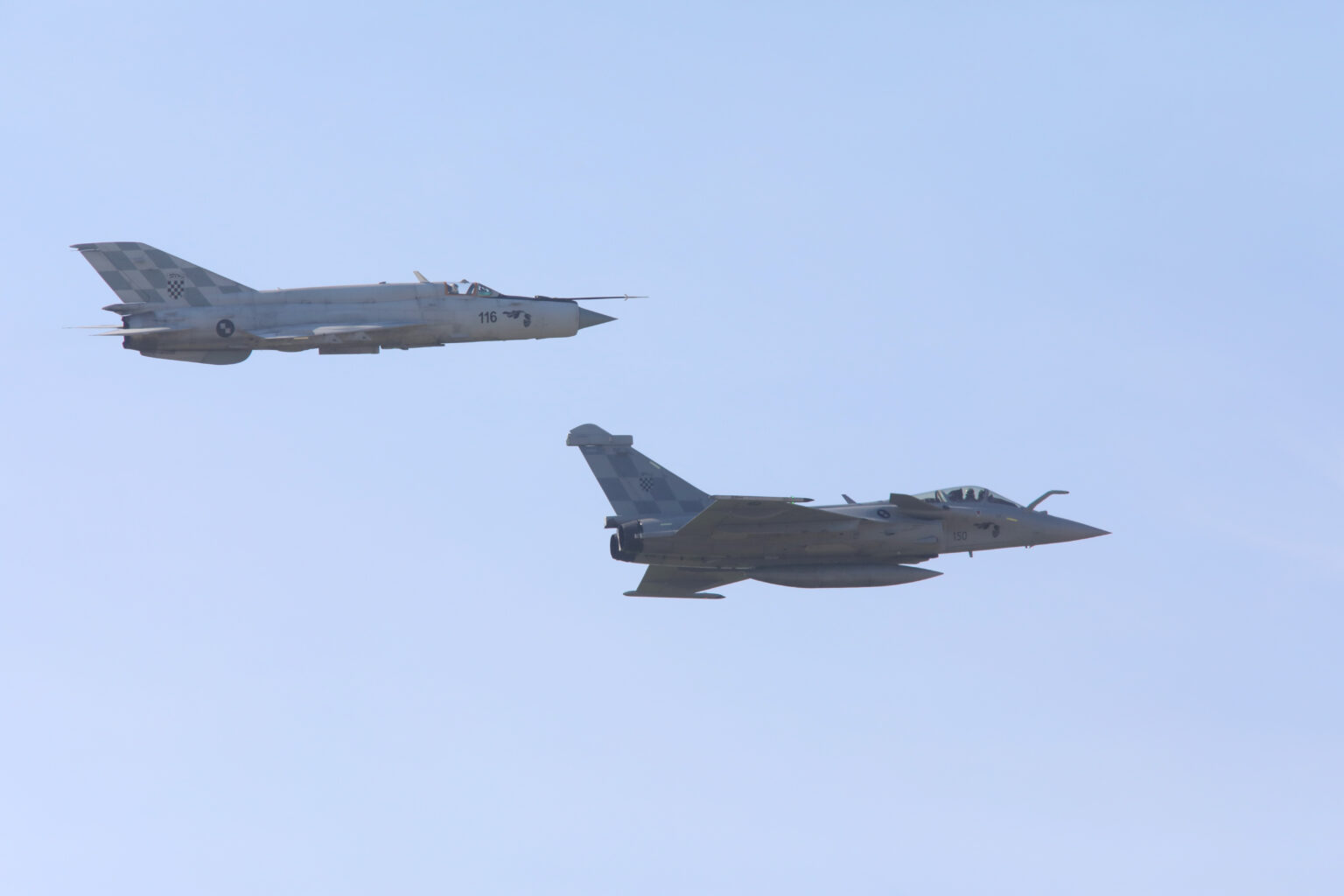 Američki vojni avion B-52 u pratnji hrvatskih Rafalea preletio iznad ...