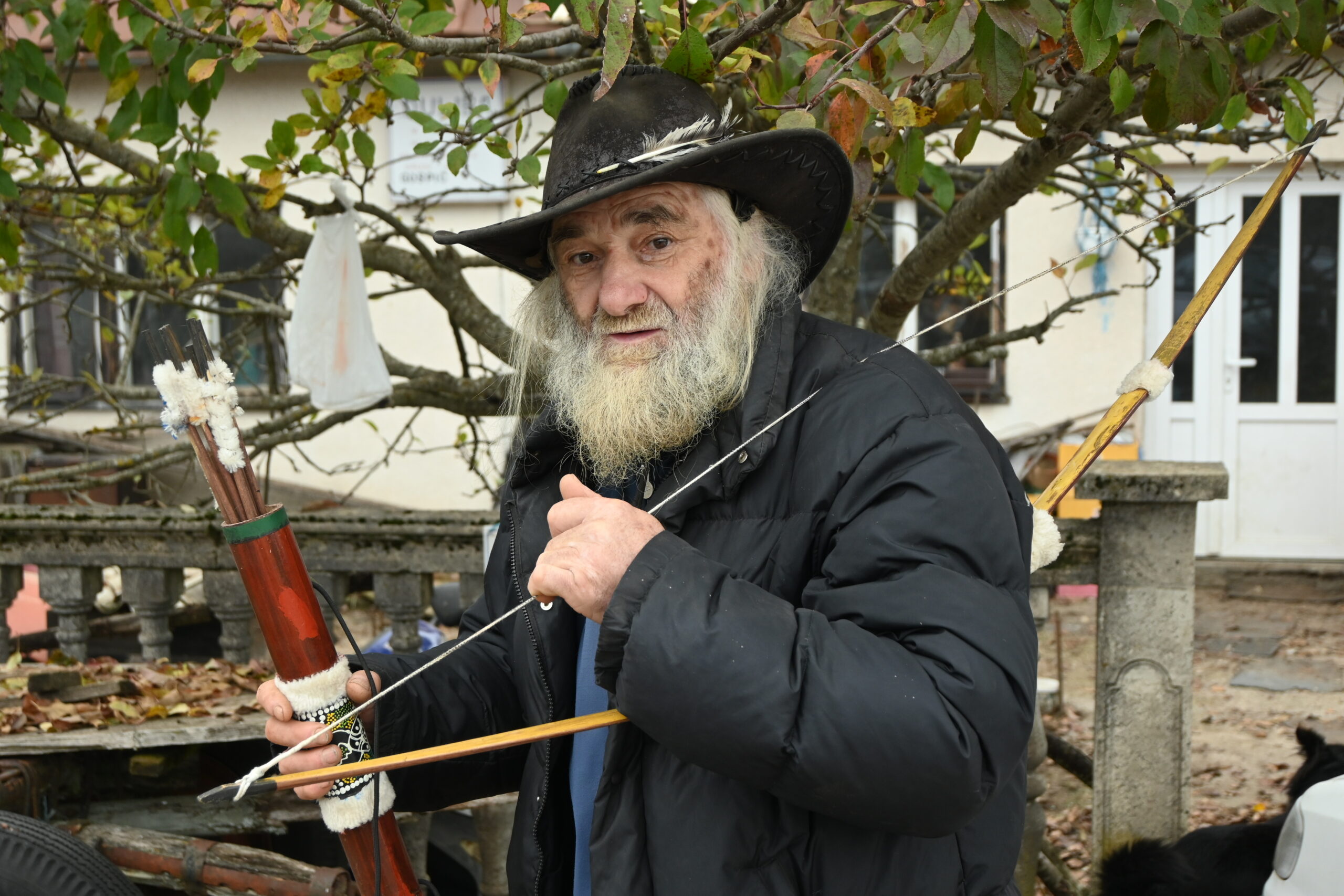 Mladen je osebujni lički boem i "košaraš" koji stalno nosi luk i ...