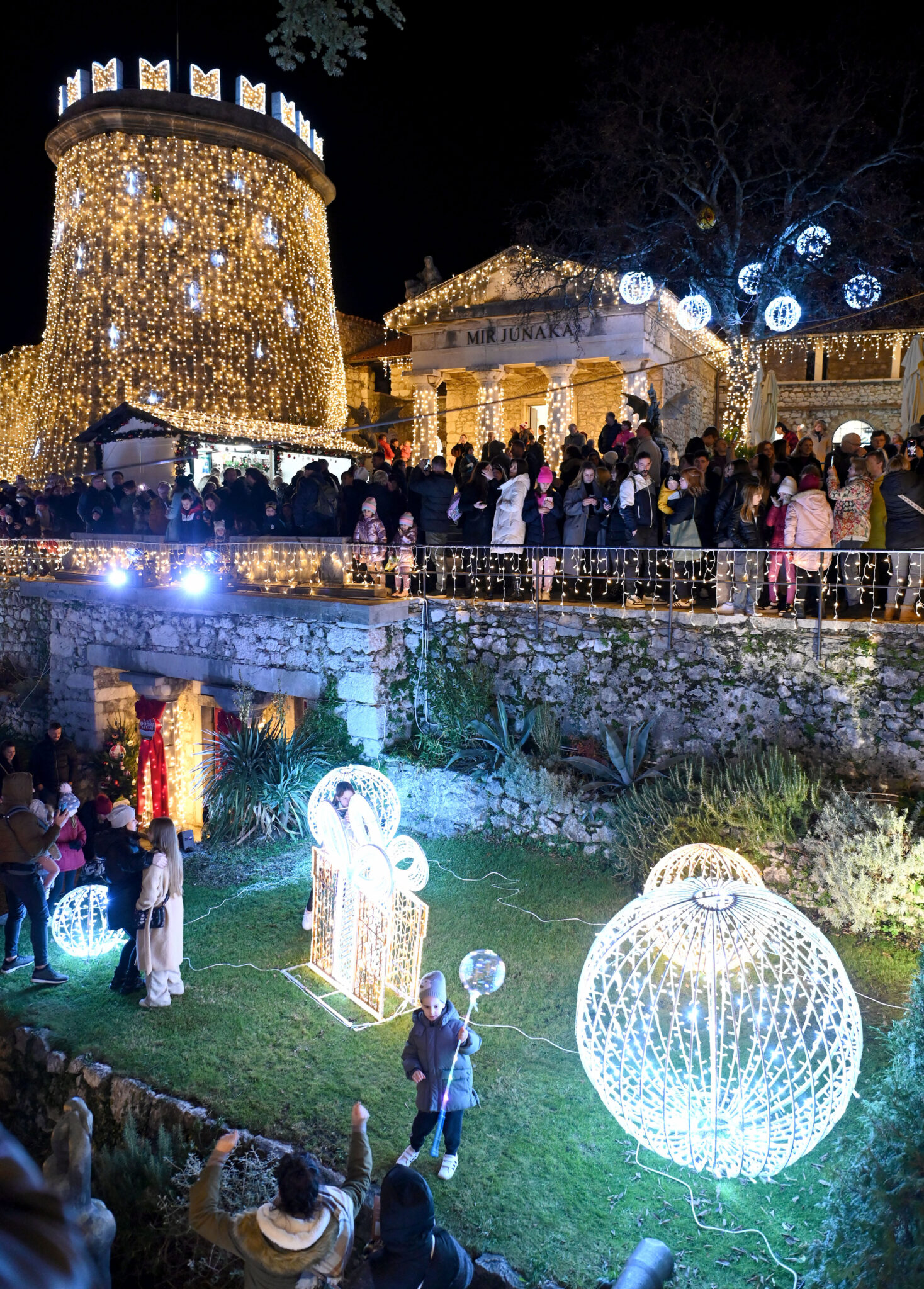 VIDEO Zaboravite na Dubai fritule, Advent u Rijeci nudi nešto puno ...