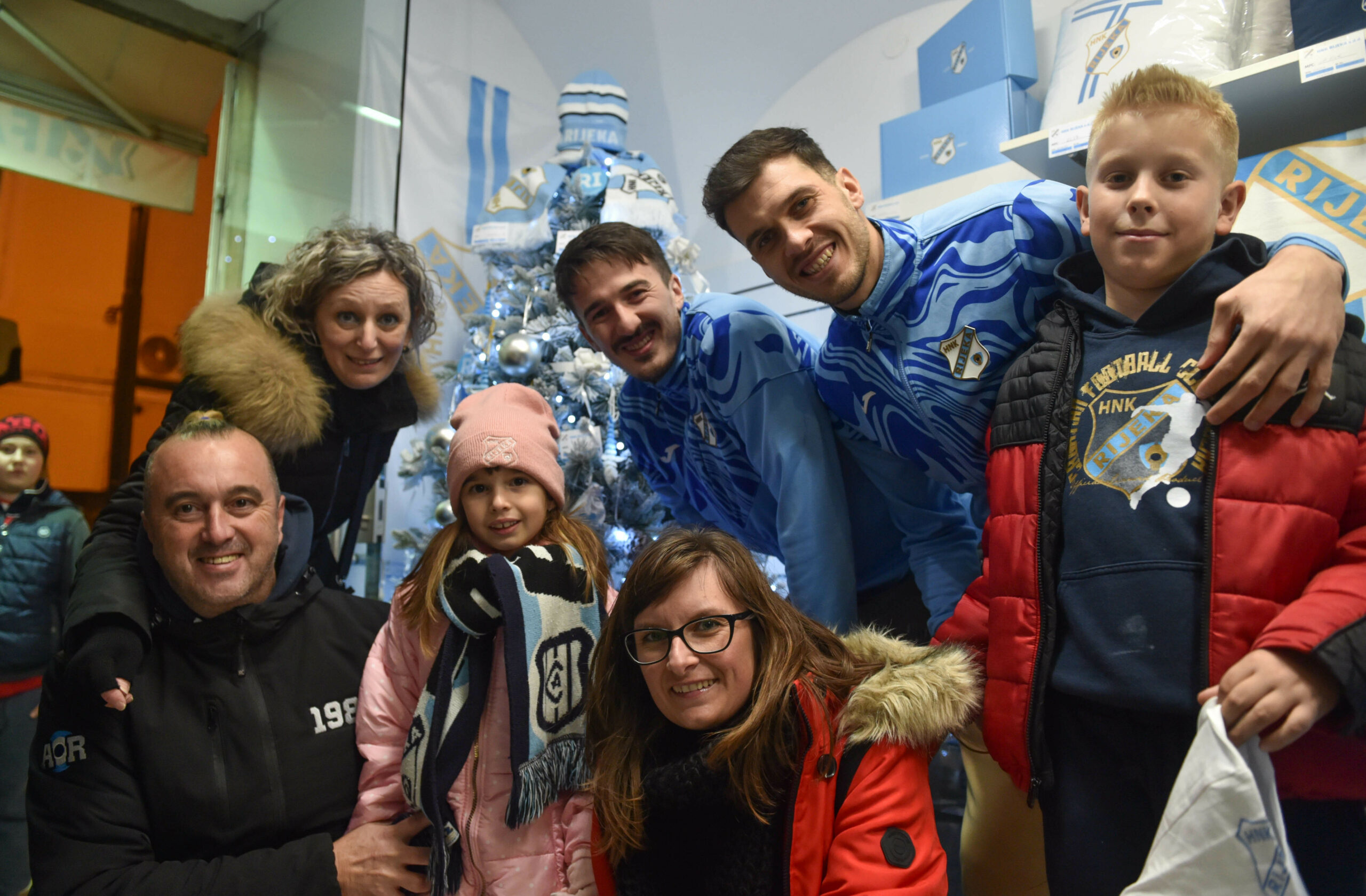 Zlomislić i Radeljić se družili s navijačima u Fan shopu: 'Najprije ...