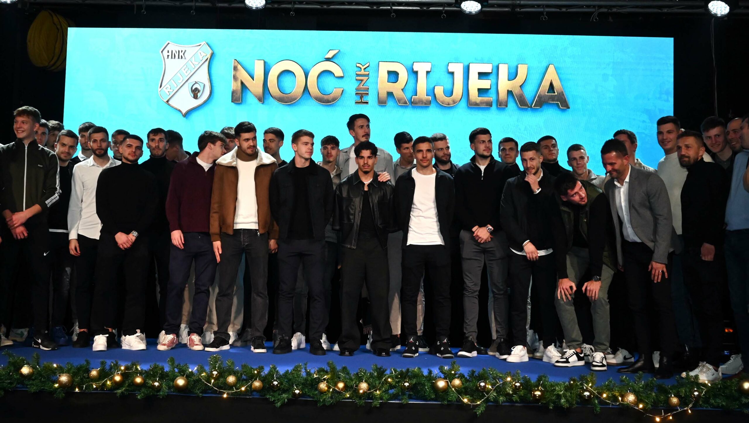 FOTO Noć HNK-a Rijeka: Tisuće želja, na svakoj isto piše, Rijeka prvak, za to cijeli Kvarner ...