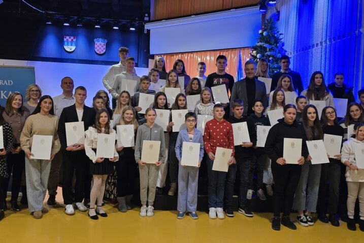 Grad Bakar stipendira 23 studenta i 25 učenika - Novi list