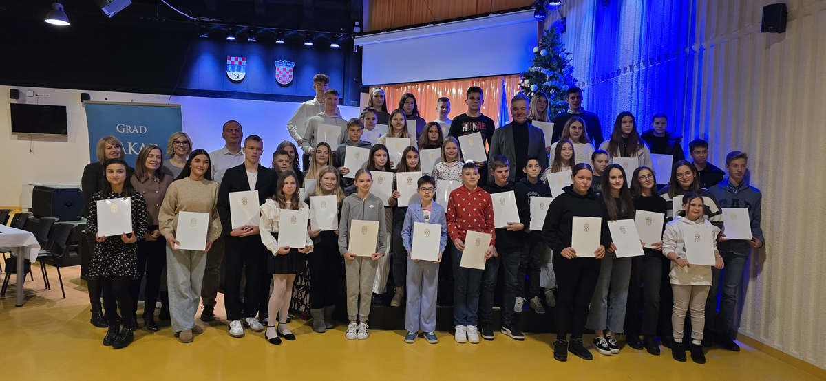 Grad Bakar stipendira 23 studenta i 25 učenika - Novi list