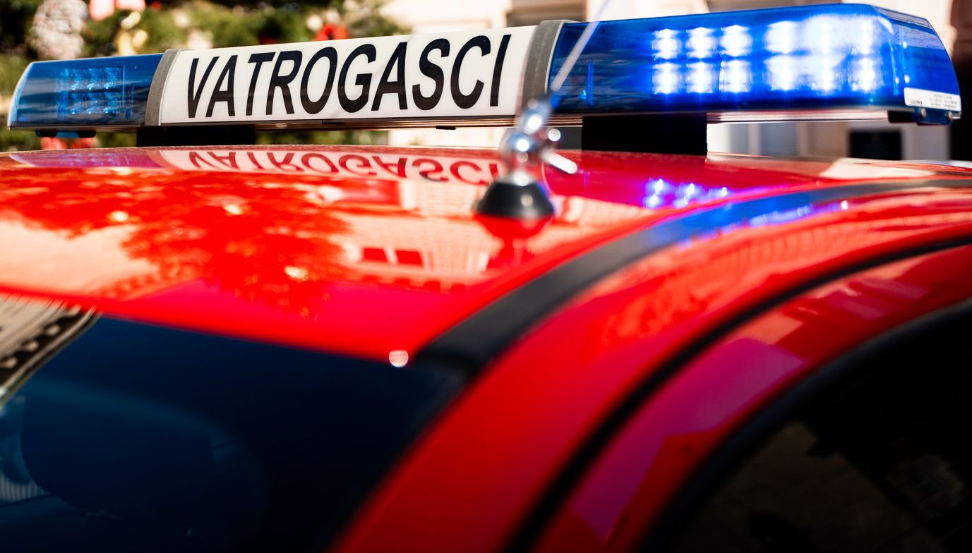 Požar u splitskoj lučici Spinut, izgorjela dva broda, dva oštećena ... Požar u splitskoj lučici Spinut, izgorjela dva broda, dva oštećena ...